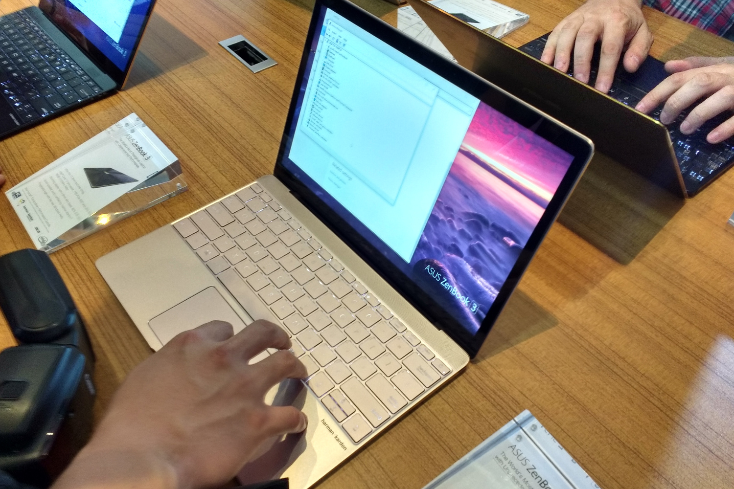 So sánh ASUS Zenbook và Macbook 12 inch đang làm mưa làm gió